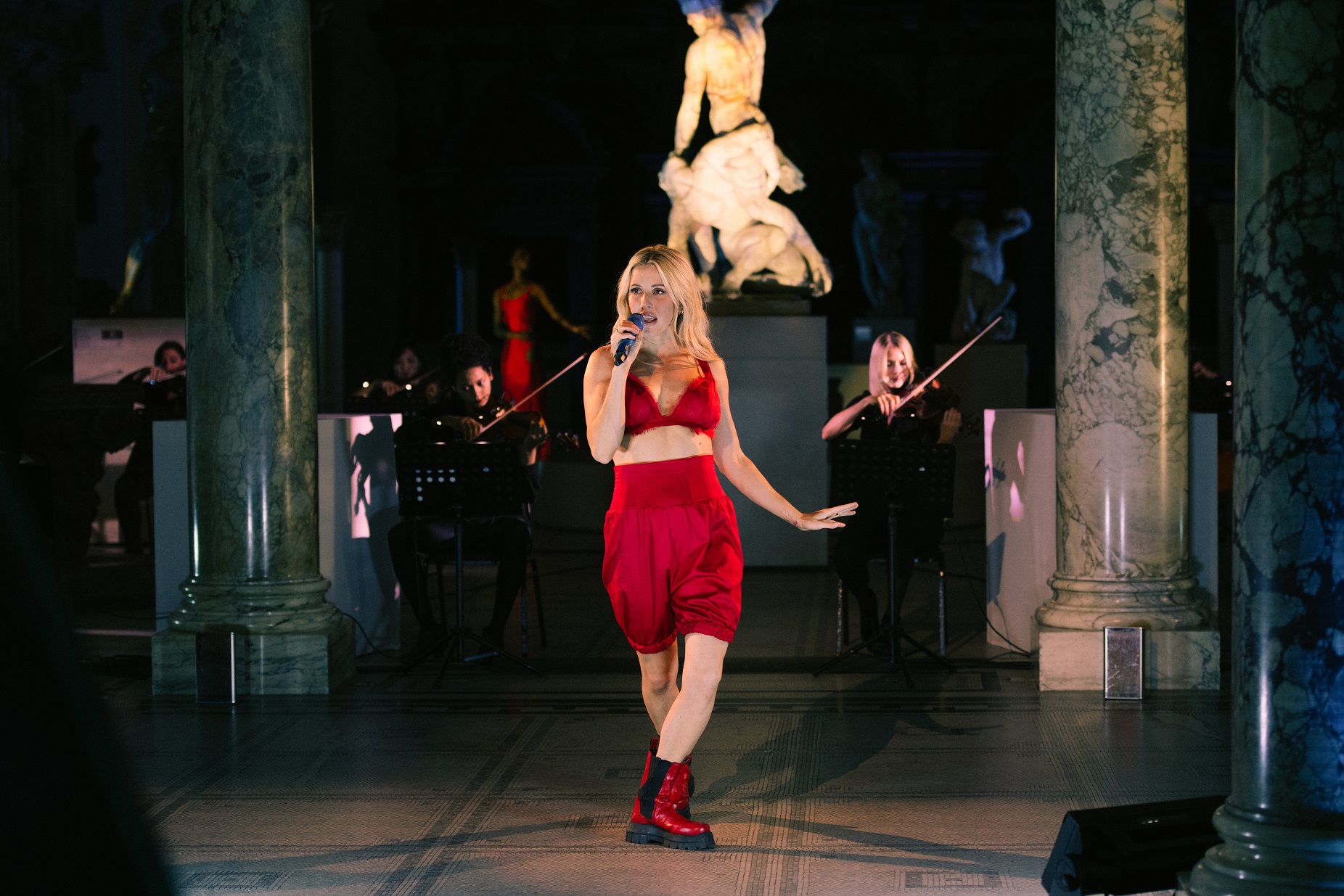 Ellie Goulding, V&A review - cautious liberation. Gig review by Nick Hasted